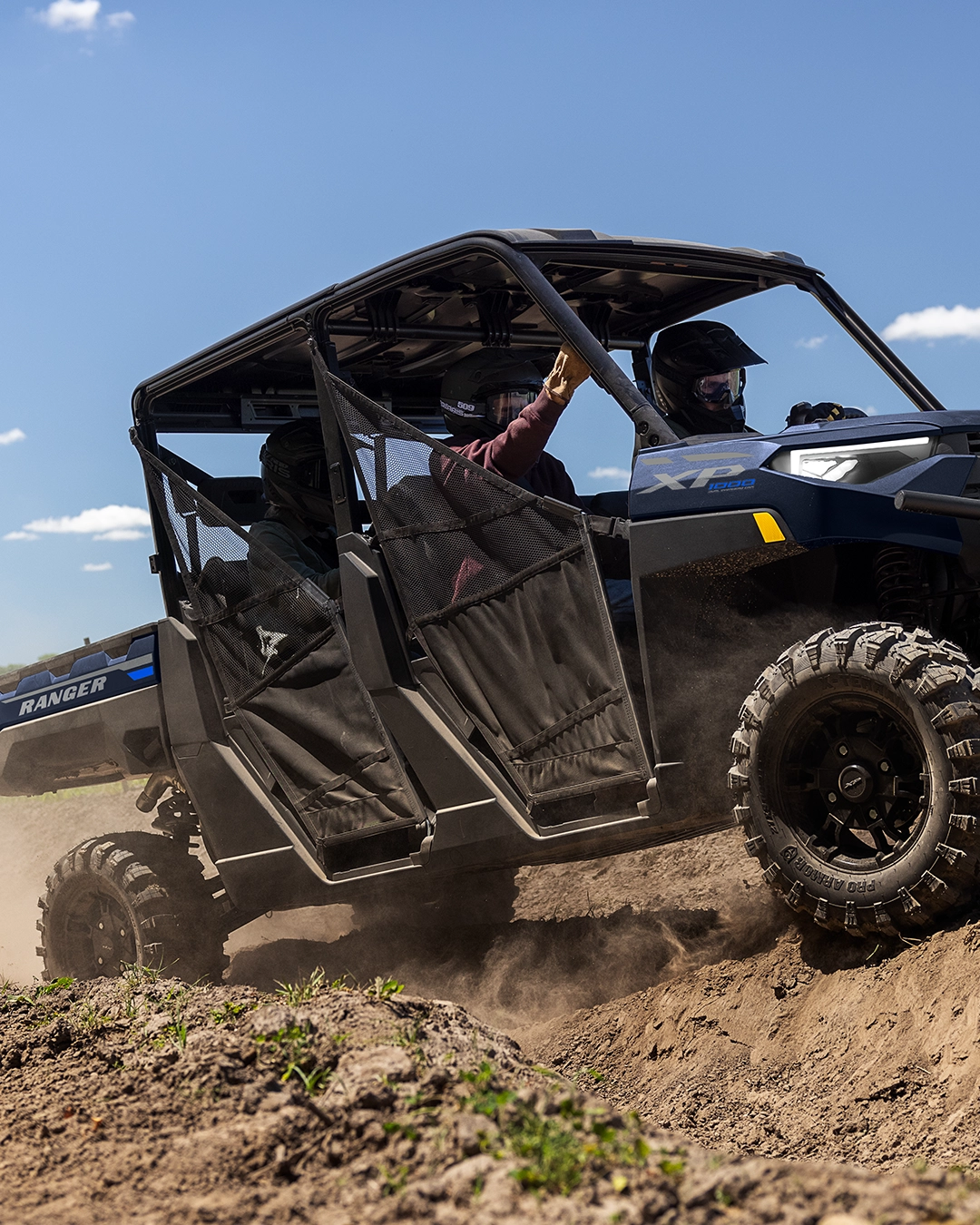 Can-Am Defender vs Polaris Ranger Crew : le SSV 4 places pro et ...